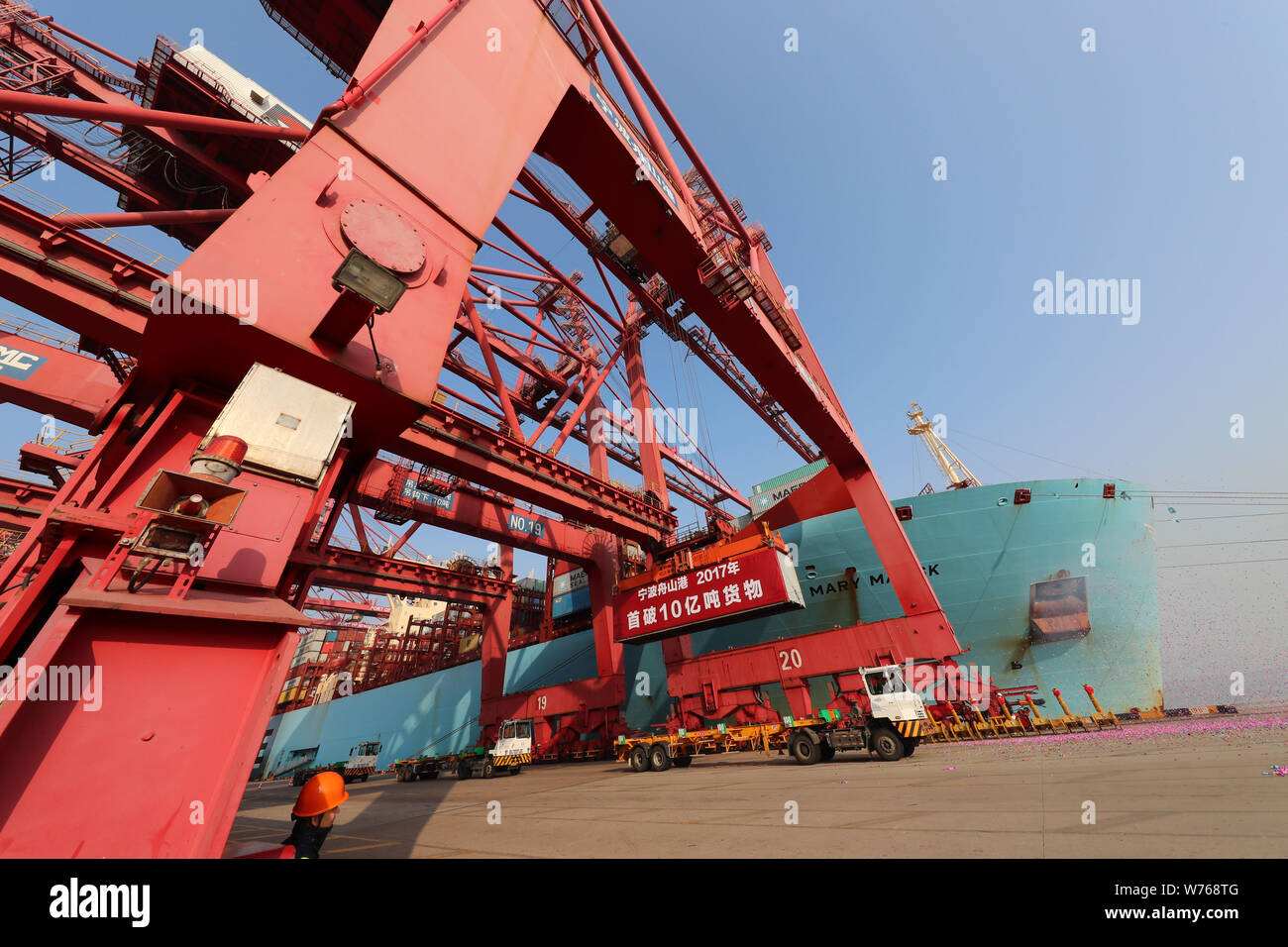 China zhejiang port throughput hi-res stock photography and images - Alamy