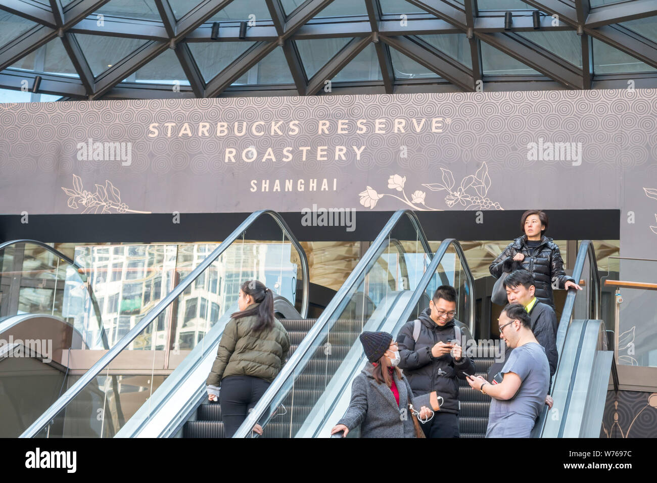 Chinese customers walk into and out of the world's largest Starbucks ...