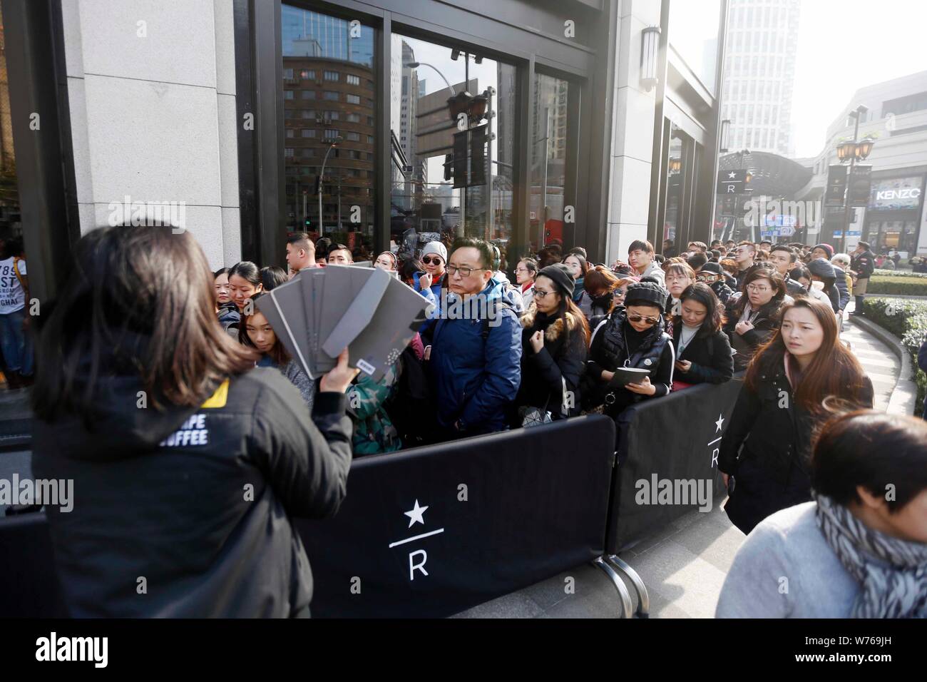 Customers queue starbucks hi-res stock photography and images - Alamy