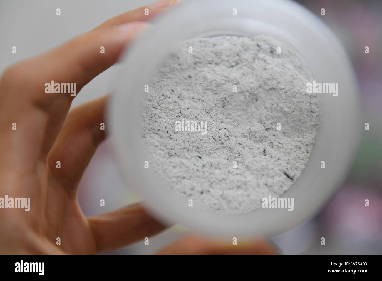 --FILE--46-year-old Chinese woman shows the powder to help remove women ...