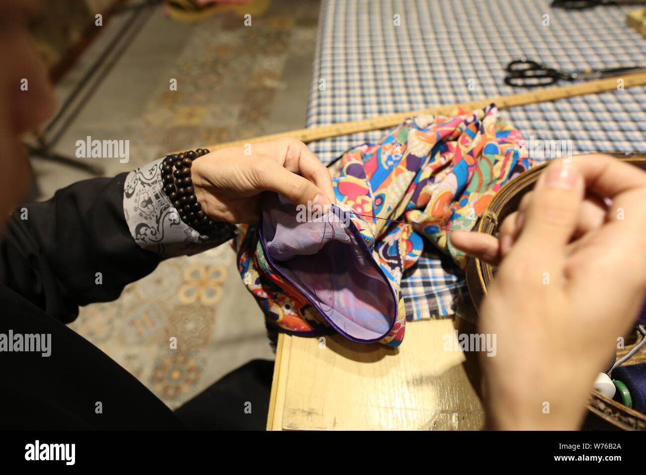 --FILE--31-year-old Chinese handicraftsman Zhang Haichao creates a ...