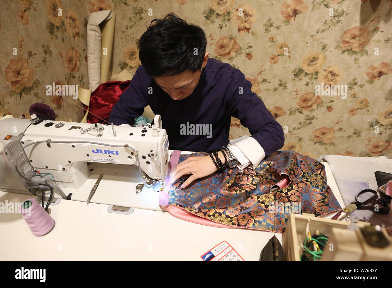 --FILE--31-year-old Chinese handicraftsman Zhang Haichao creates a ...