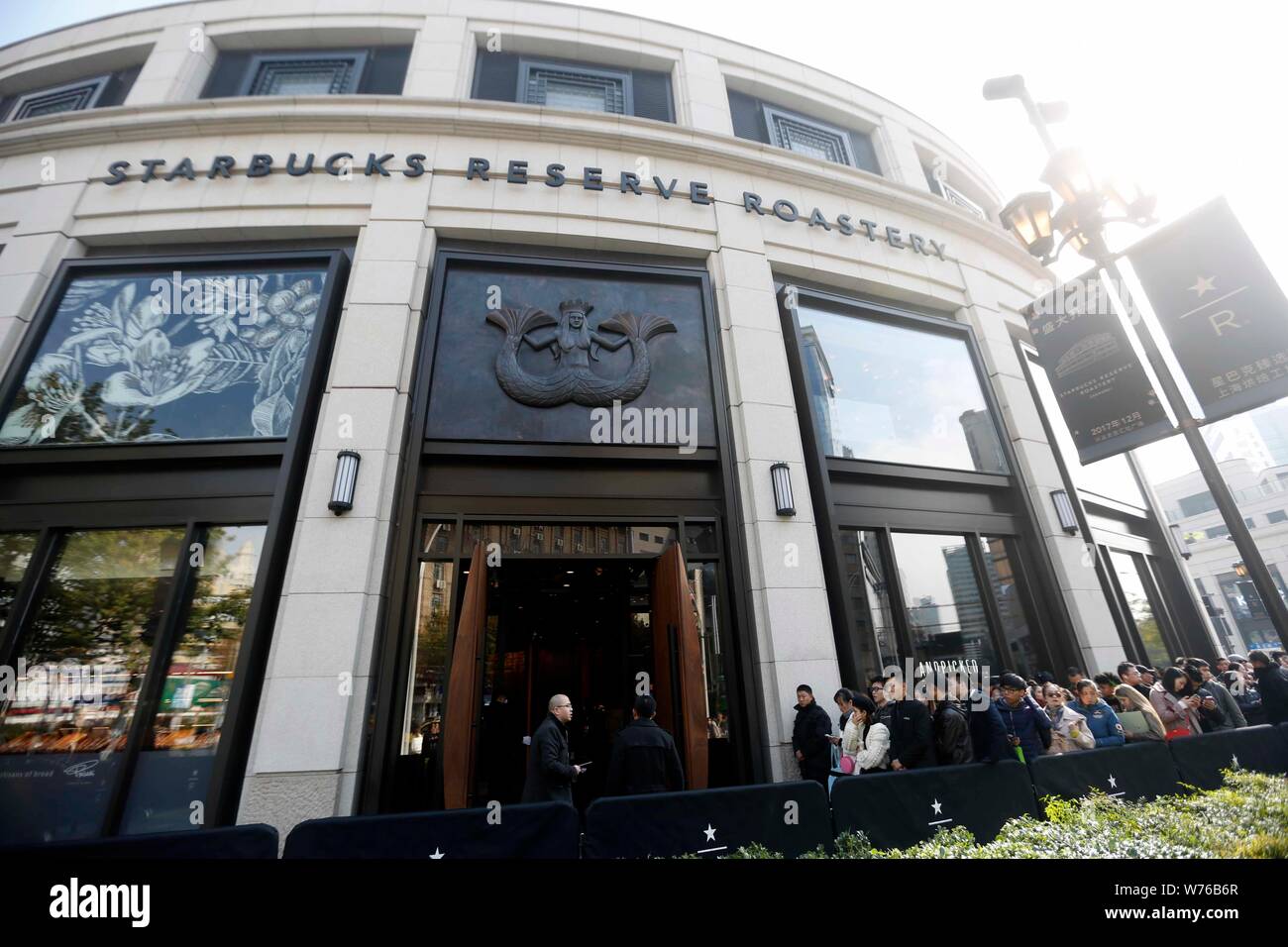 Customers queue starbucks hi-res stock photography and images - Alamy