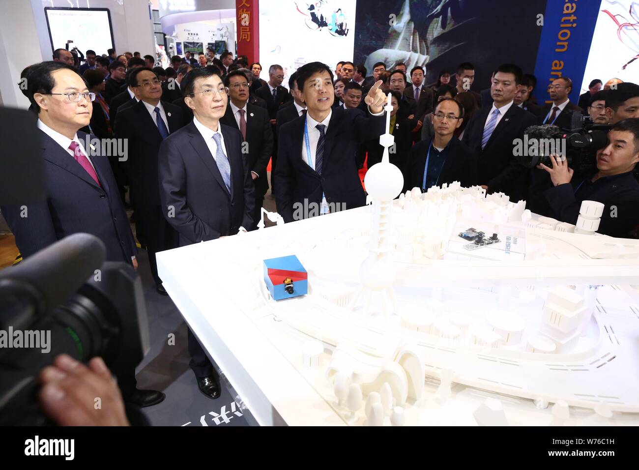 Robin Li Yanhong, center, Chairman and CEO of Baidu Inc., speaks at the ...