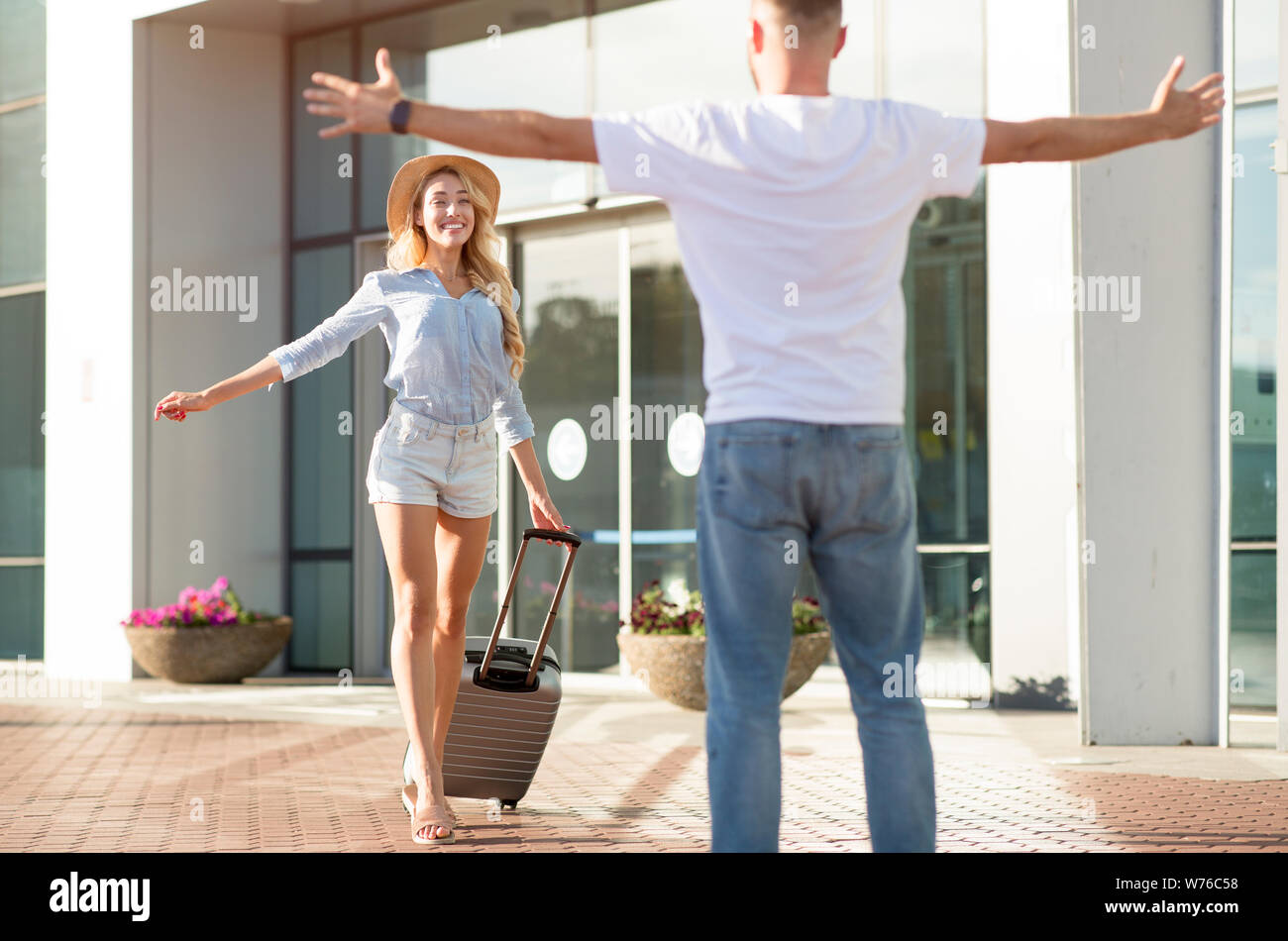 Guy picking up girl hi-res stock photography and images - Alamy