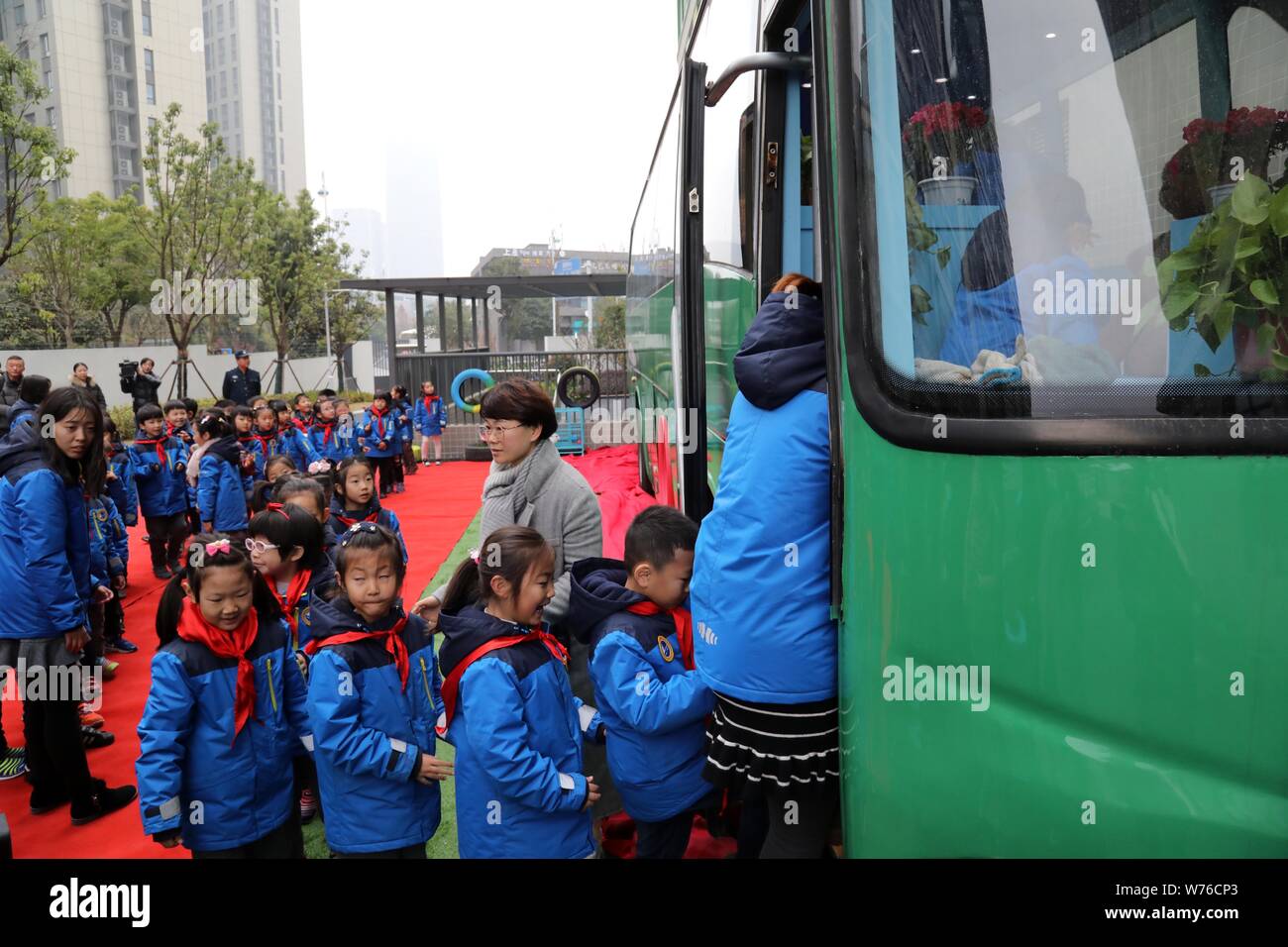 Pupils board library bus hi-res stock photography and images - Alamy