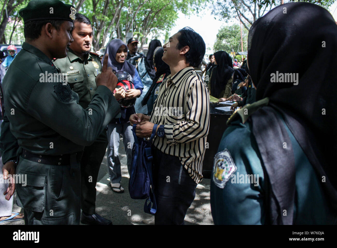 Law enforcement instructions hi-res stock photography and images - Alamy