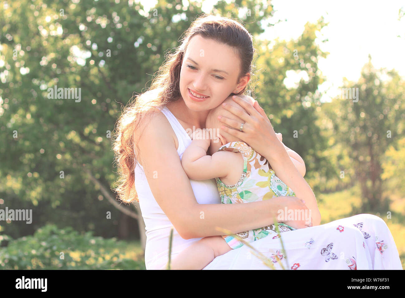Mum with baby sitting on a bench hi-res stock photography and images ...