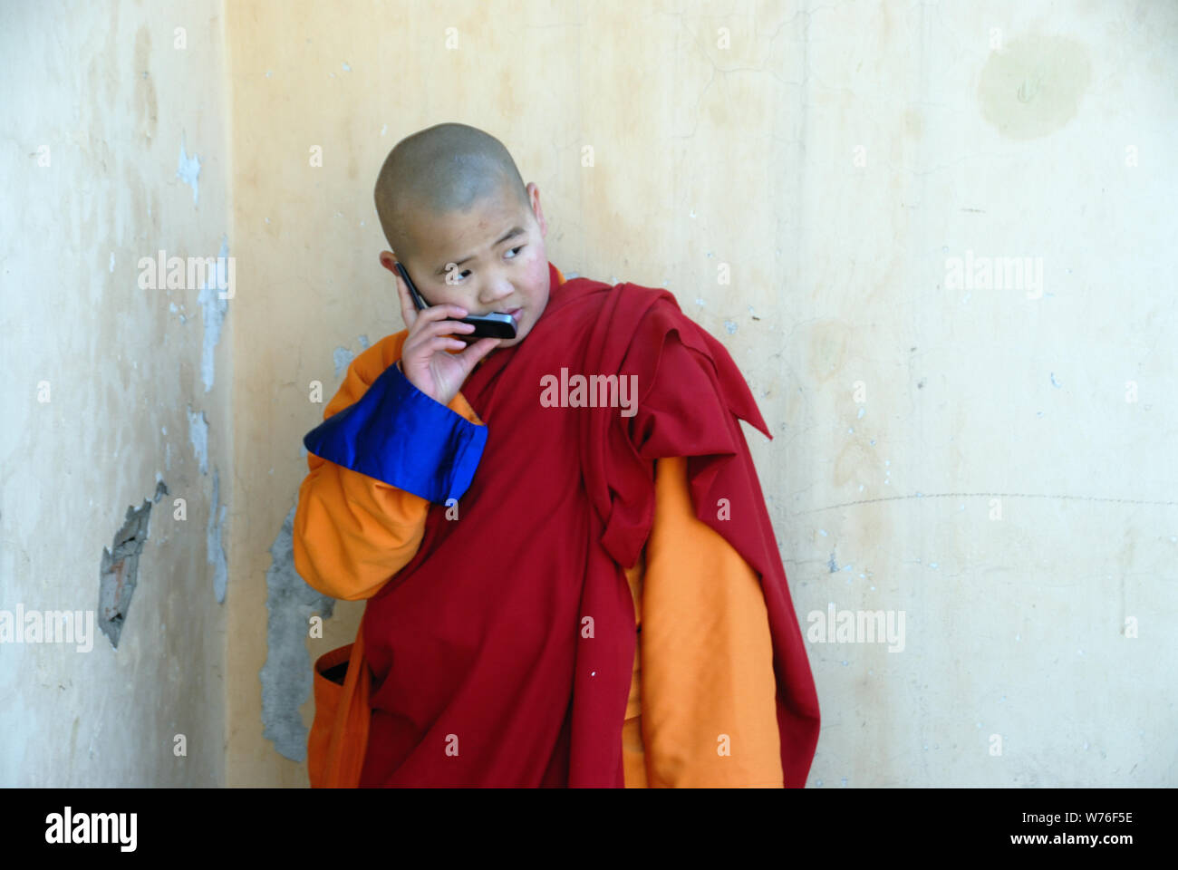 Tibet monk mobile phone hi-res stock photography and images - Alamy
