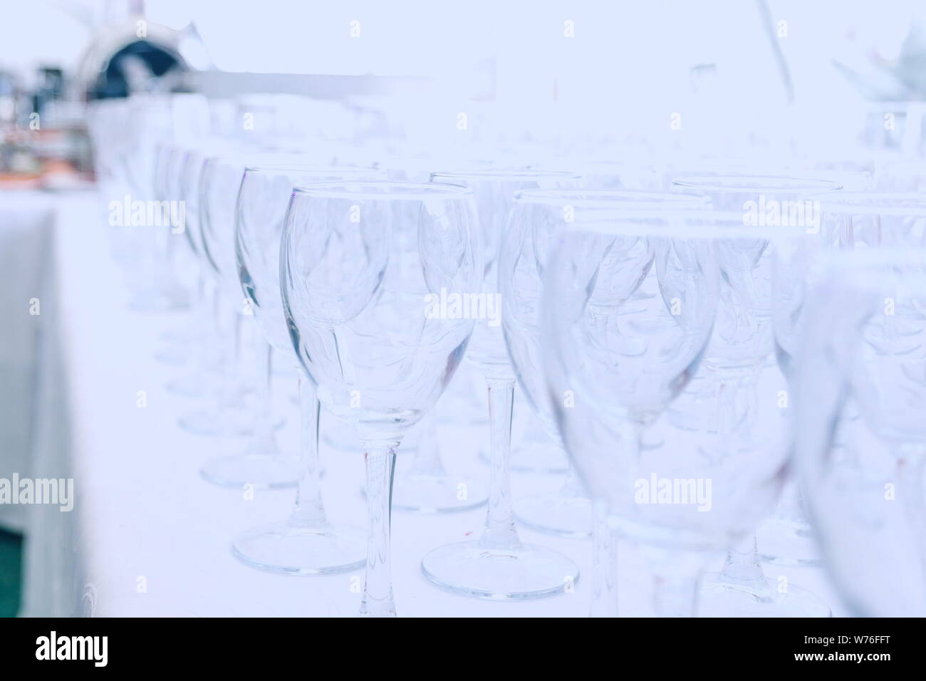 empty glass glasses on the table in the restaurant Stock Photo - Alamy