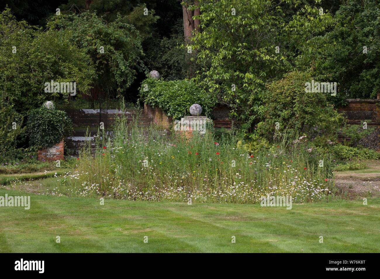 Garden structure lawn hi-res stock photography and images - Alamy
