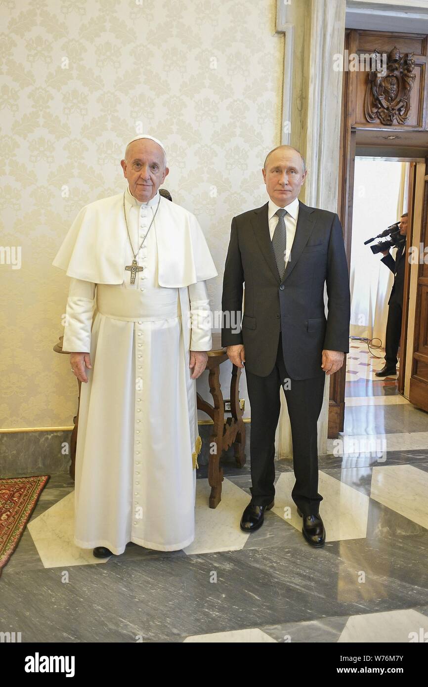Vladimir putin pope francis hi-res stock photography and images - Alamy