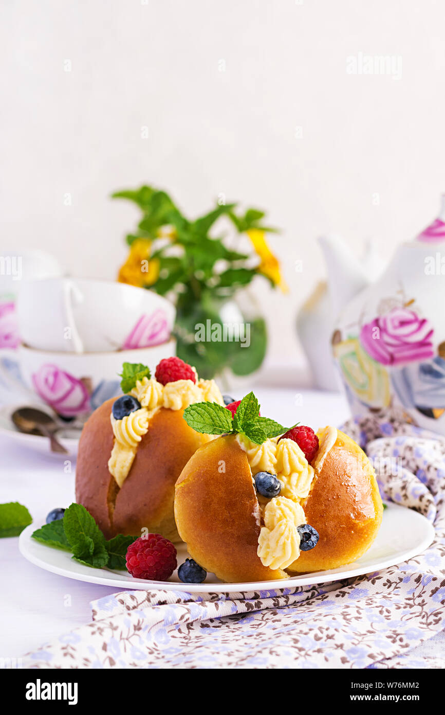 Rum baba hi-res stock photography and images - Alamy