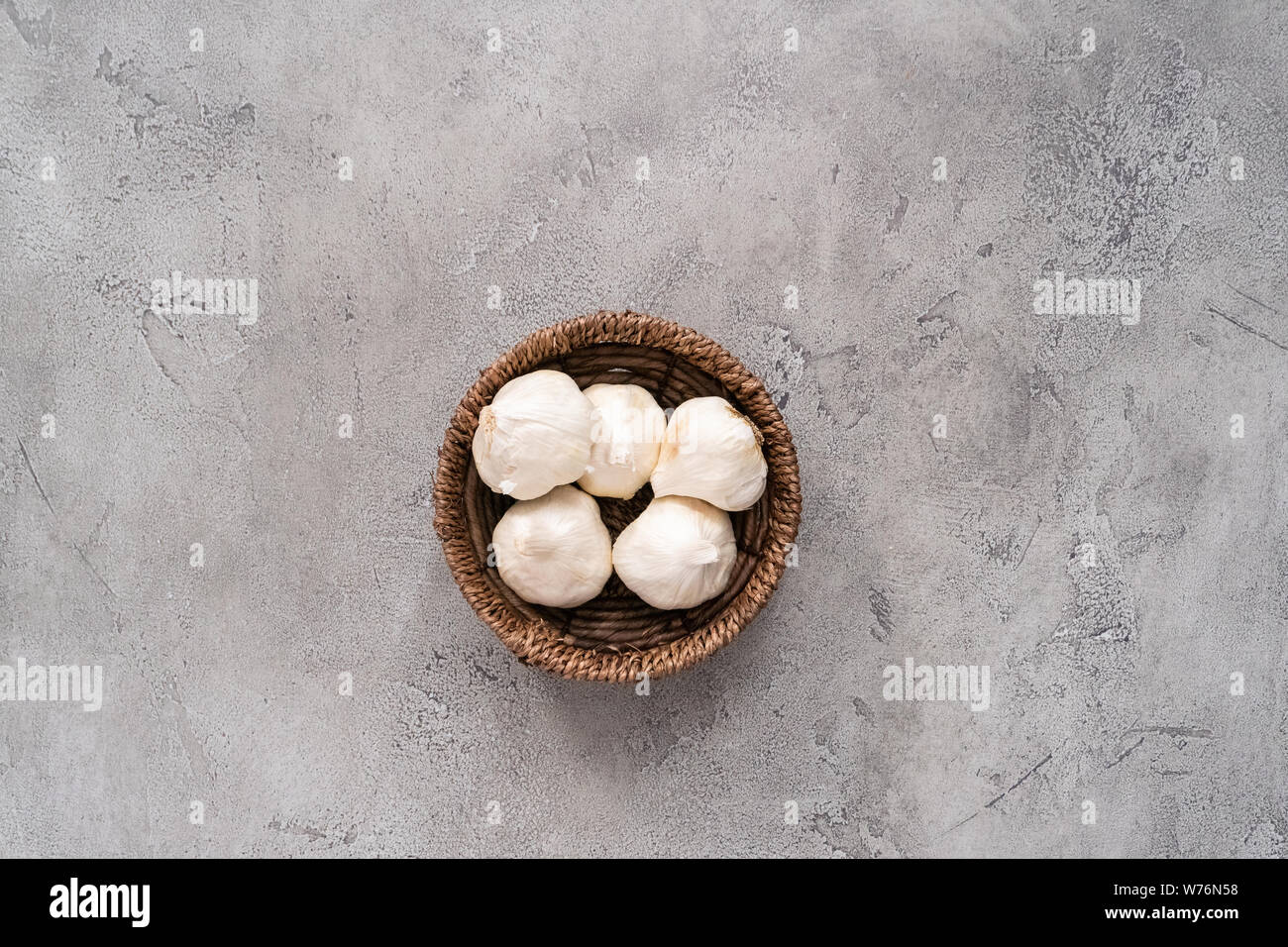 Organic garlic cloves in small basket Stock Photo - Alamy