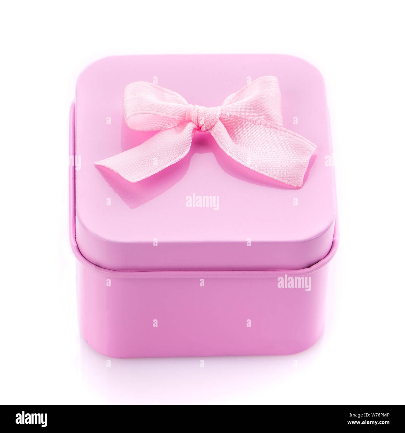 Single pink gift box with pink ribbon Stock Photo - Alamy