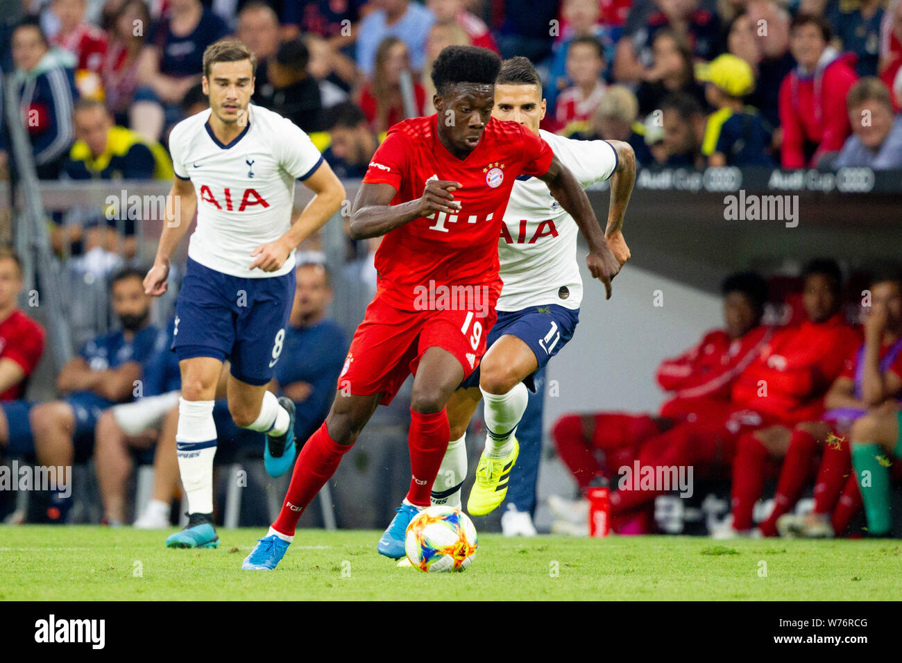 Alphonso DAVIES (# 19, M) in front of Harry Billy WINKS (# 8, TOT) and ...