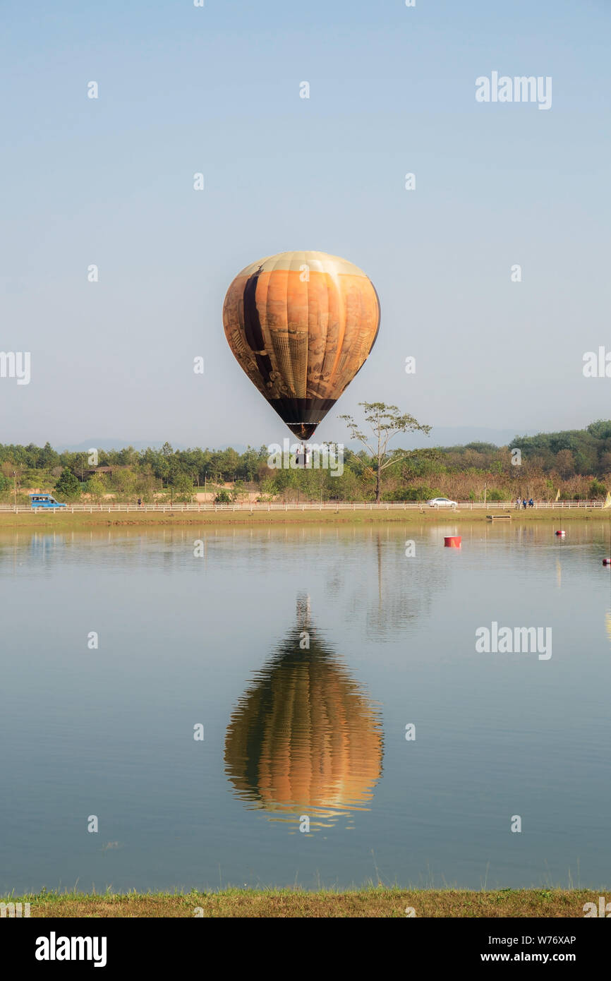 Hot air balloon lake aerial hi-res stock photography and images - Alamy