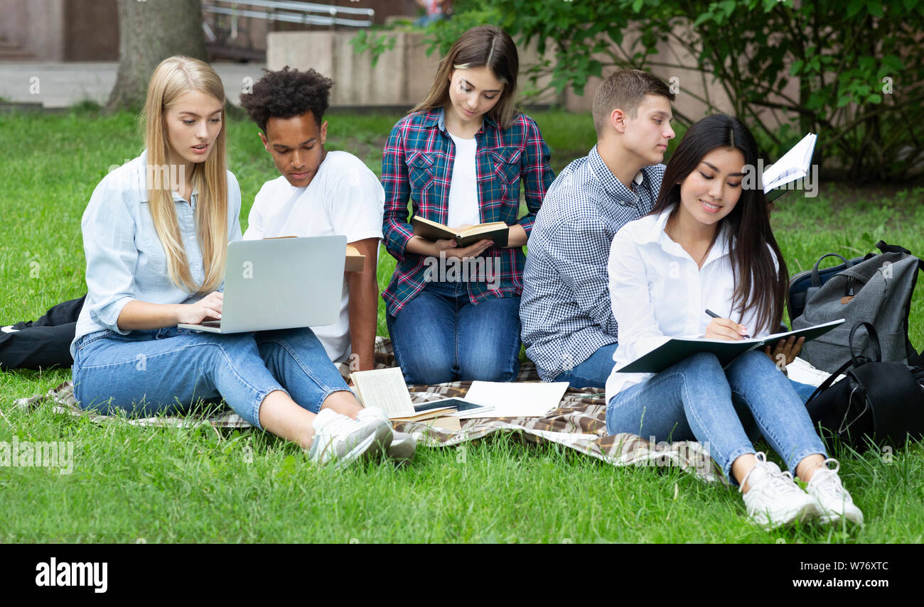 Diverse college students and technology hi-res stock photography and ...