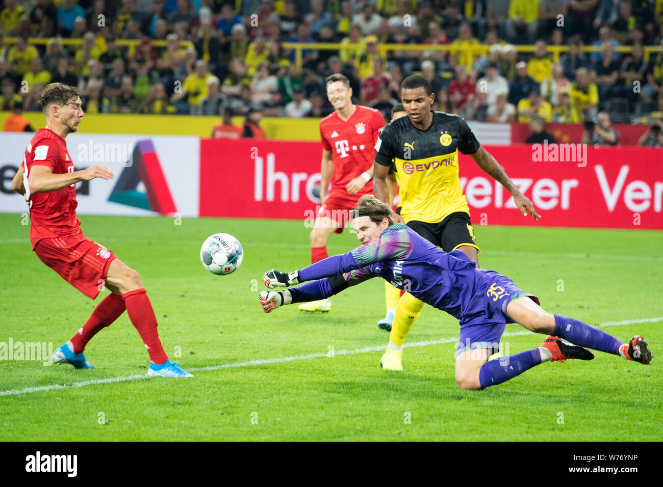 Goalkeeper Marvin HITZ (right, left) is ahead of Leon GORETZKA (M ...