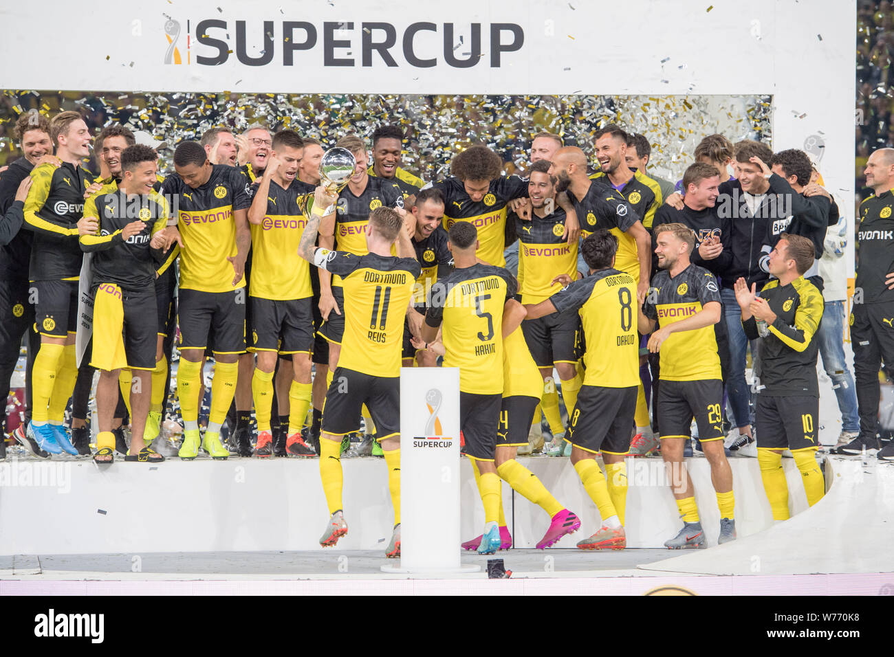 Marco REUS (DO) and the Dortmund team cheer during the award ceremony ...