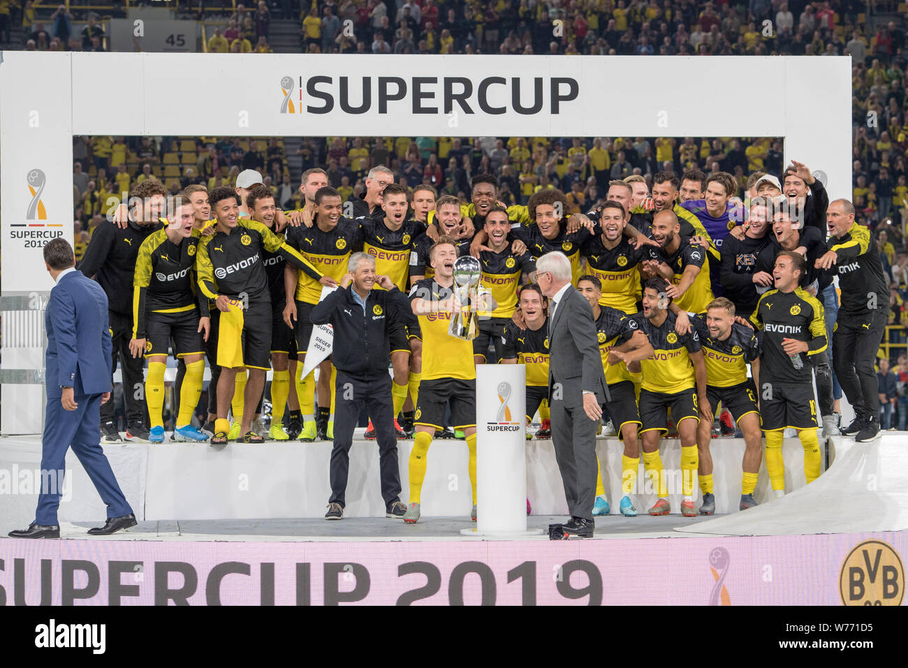 Marco REUS (DO) and the Dortmund team cheer during the award ceremony ...