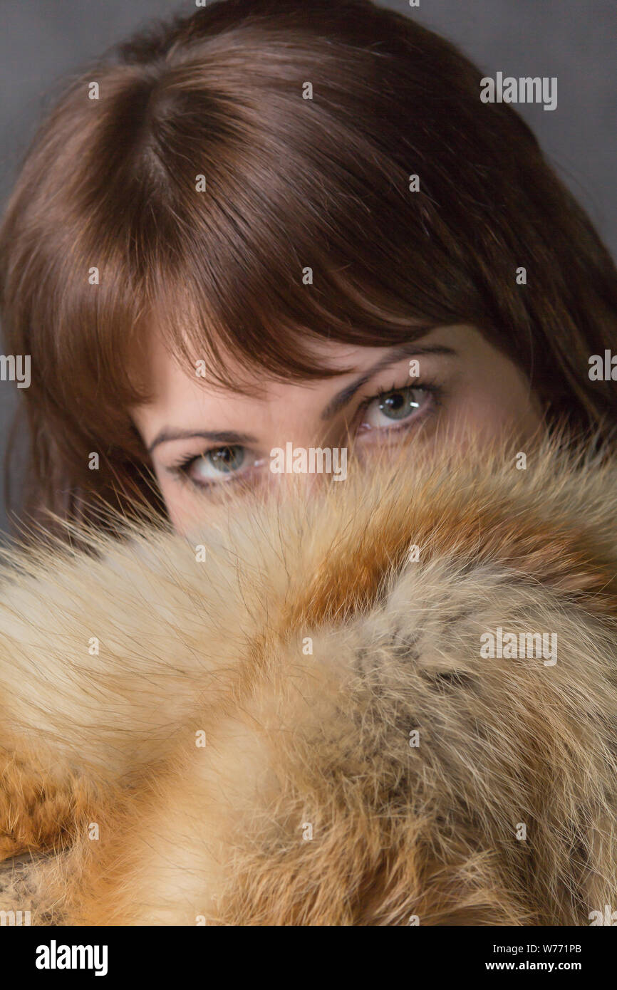 Fox fur collar hi-res stock photography and images - Alamy