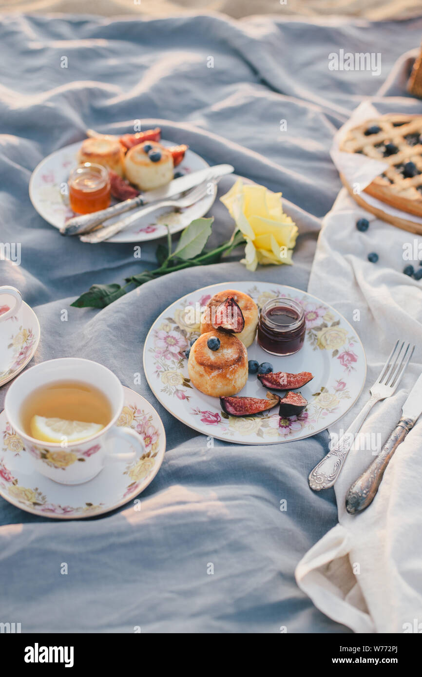 Traditional homemade fruit cake picnic food hi-res stock photography ...