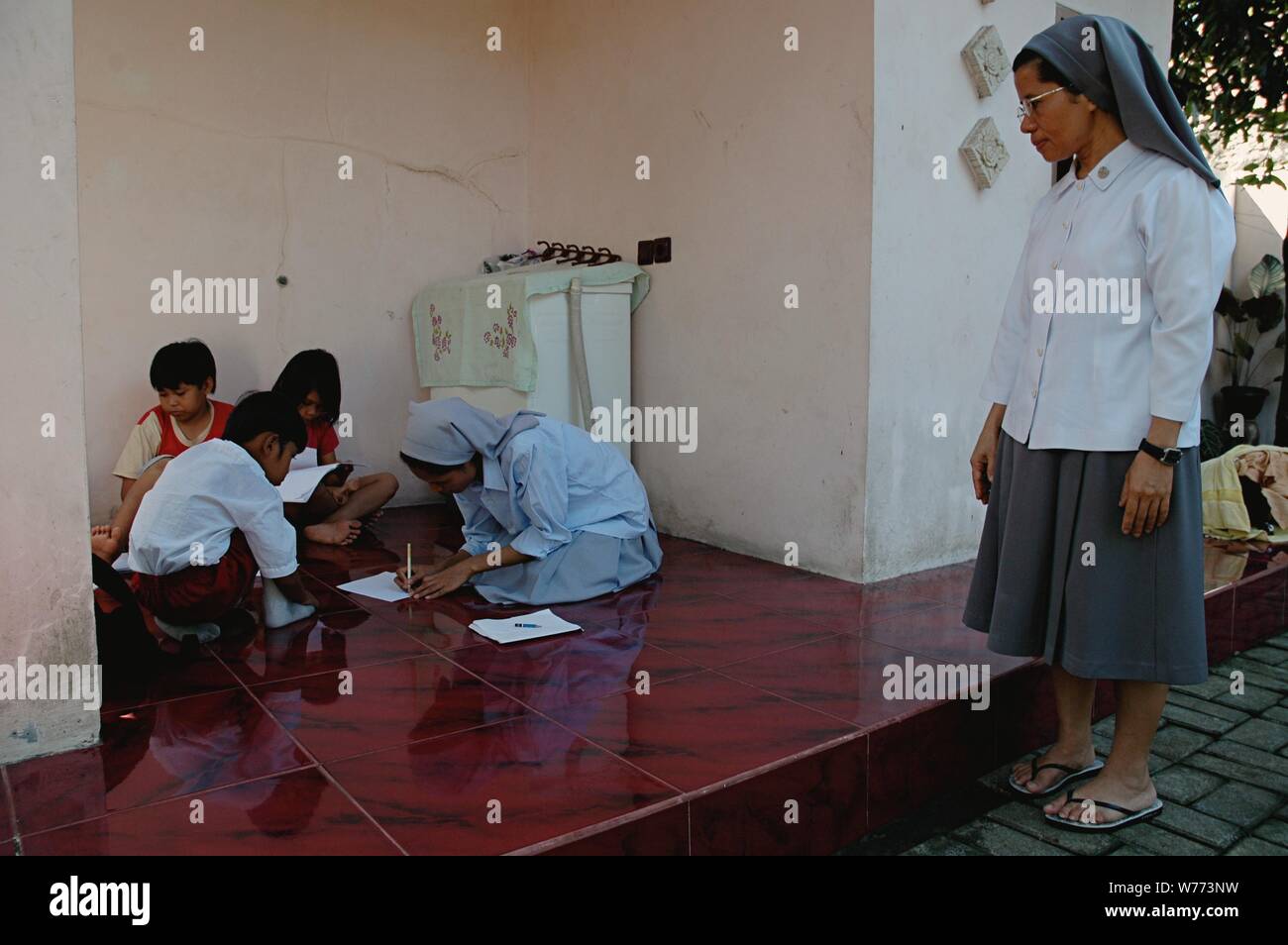 Catholic nun with children hi-res stock photography and images - Alamy