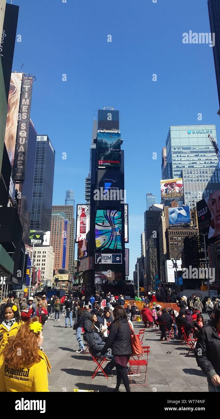 Big screen times square hi-res stock photography and images - Alamy