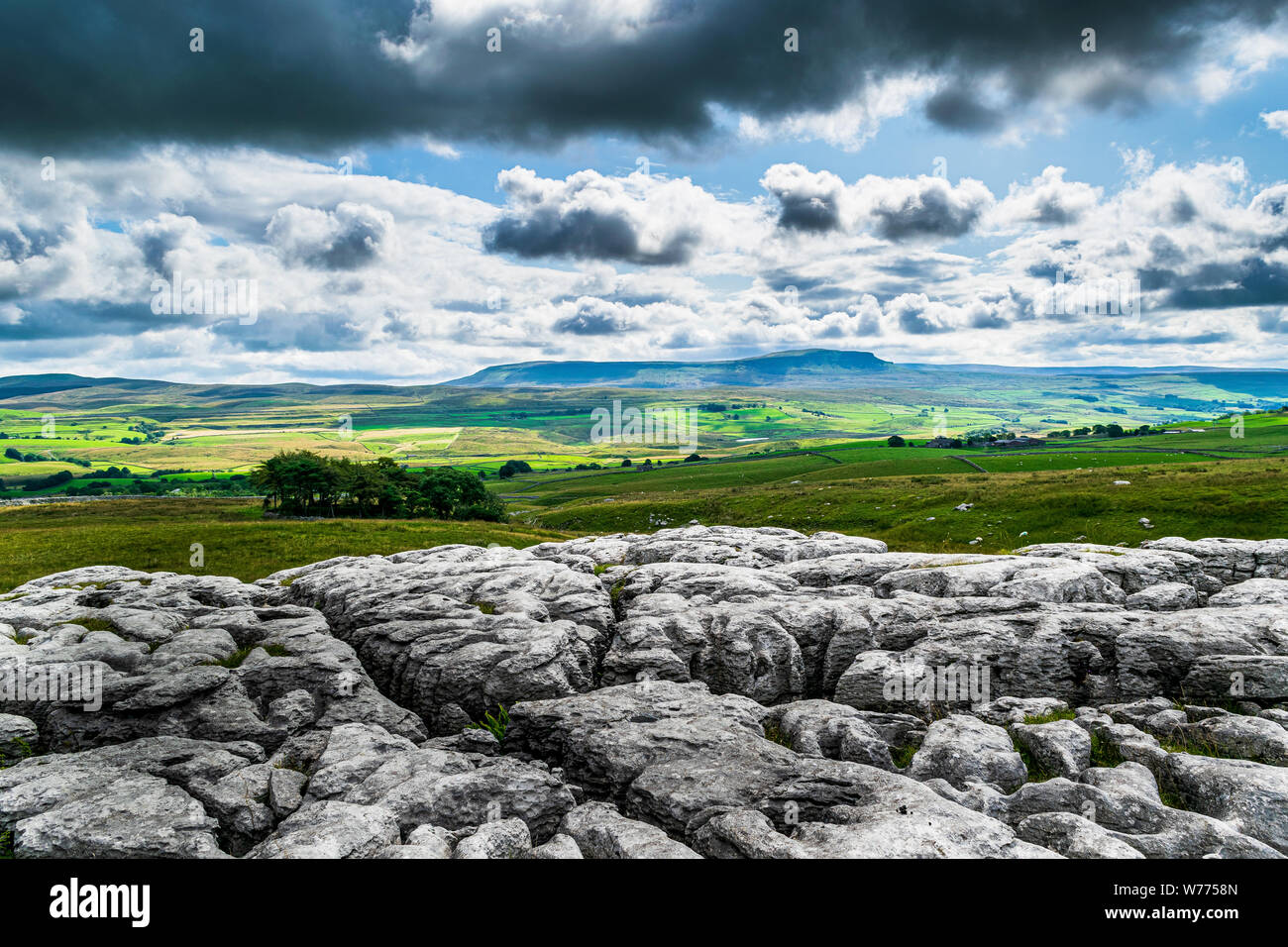 Limestone dales hi-res stock photography and images - Alamy