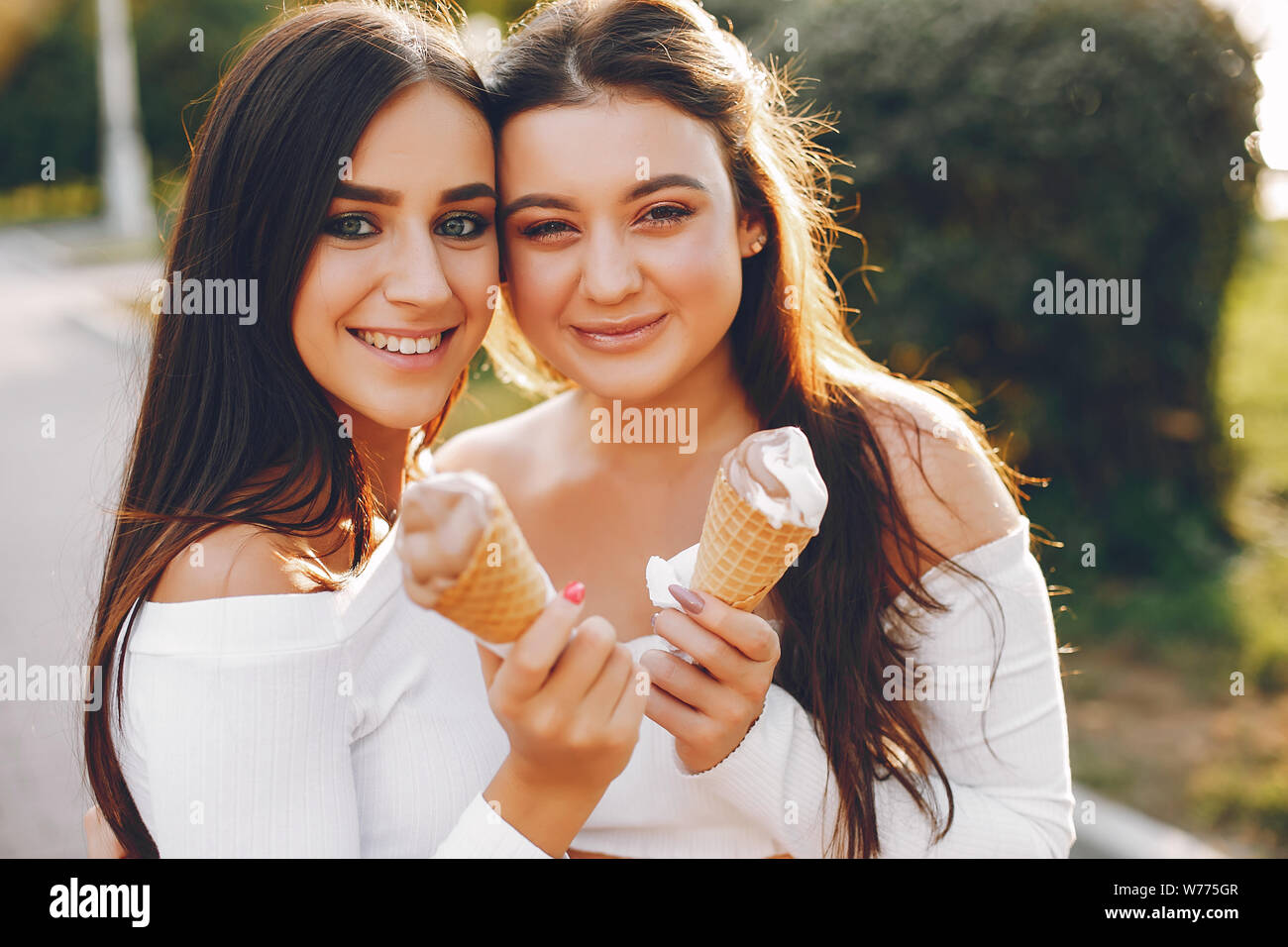Two pretty girls hi-res stock photography and images - Alamy
