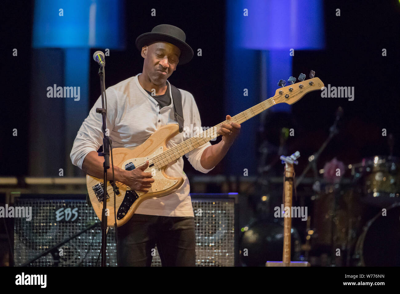 Marcus miller bassist hi-res stock photography and images - Alamy