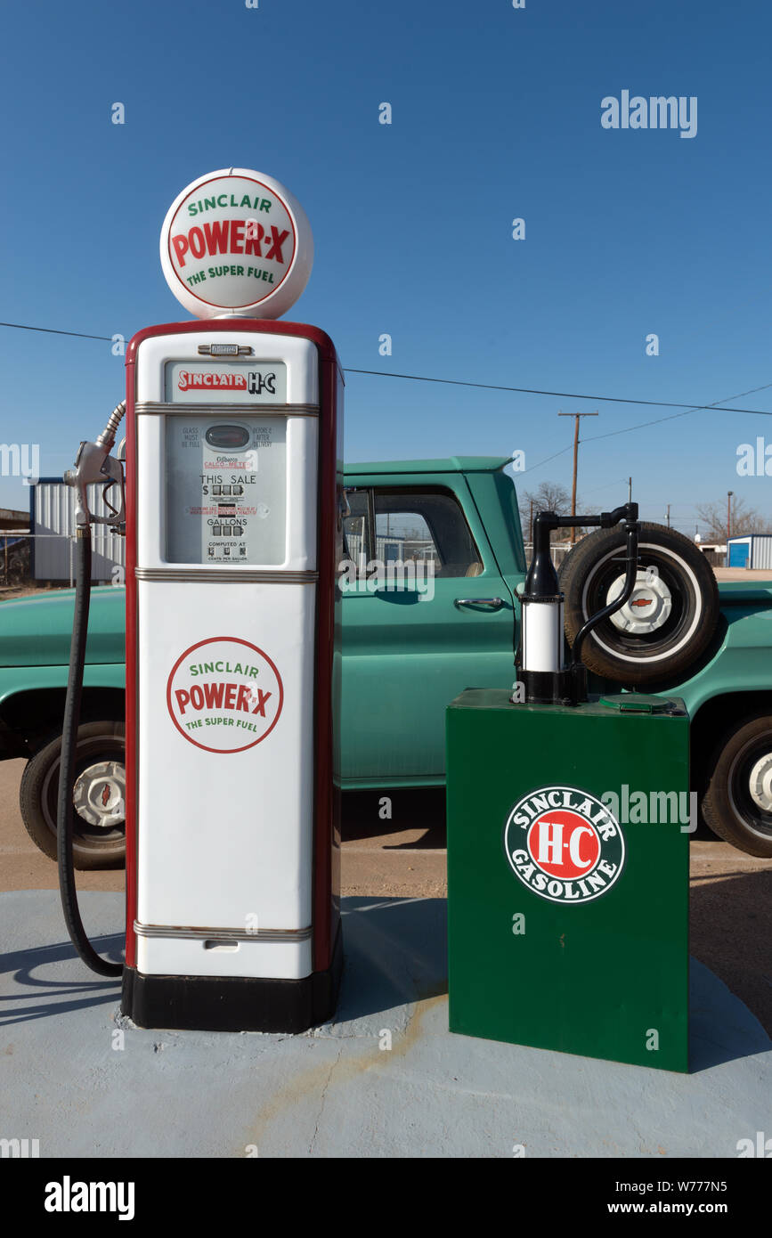 Sinclair gas sign hi-res stock photography and images - Alamy