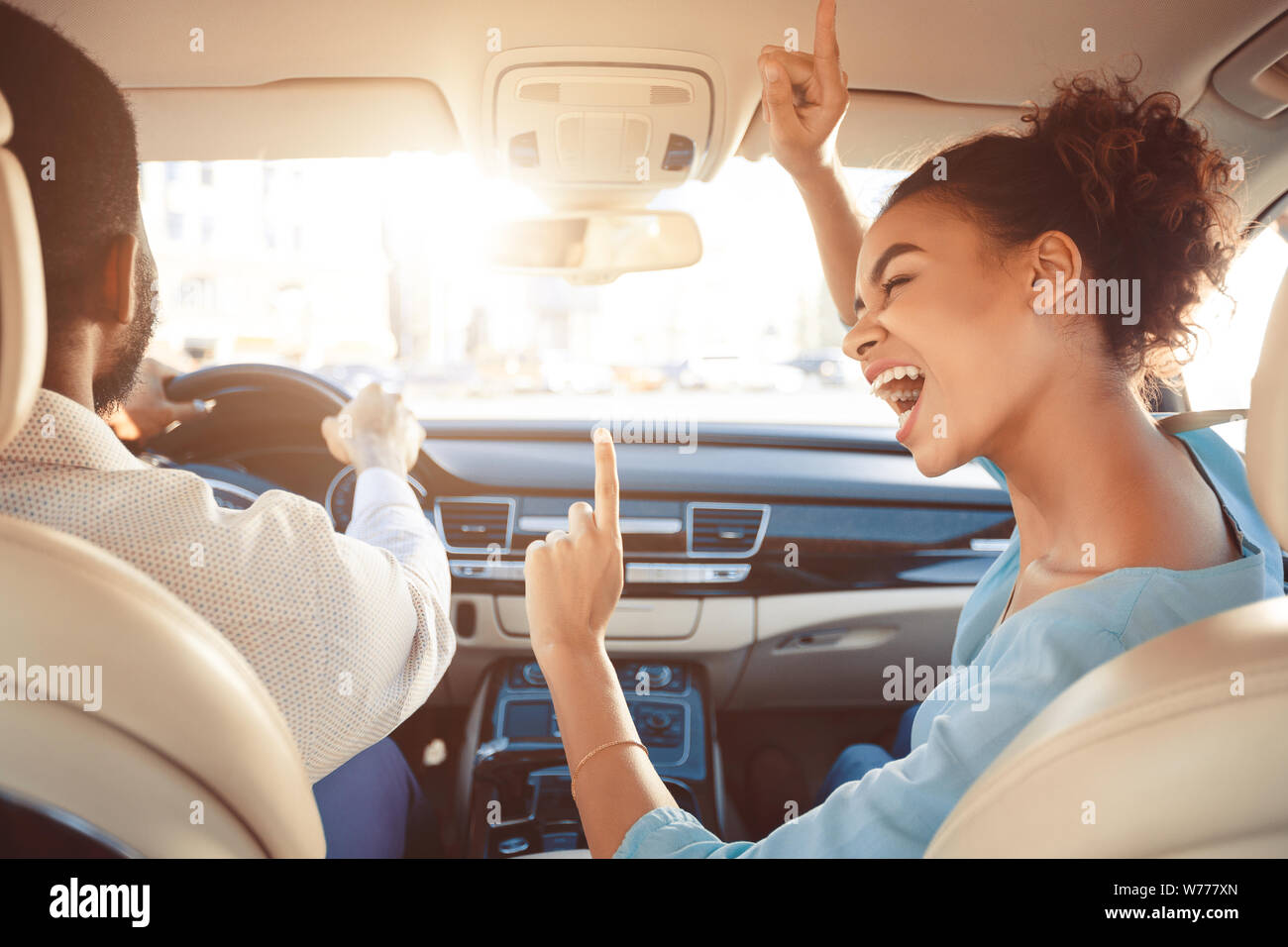 Person in car and singing hi-res stock photography and images - Alamy