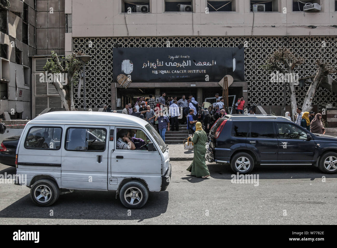 Cairo, Egypt. 05th Aug, 2019. People survey the damaged facade of the ...