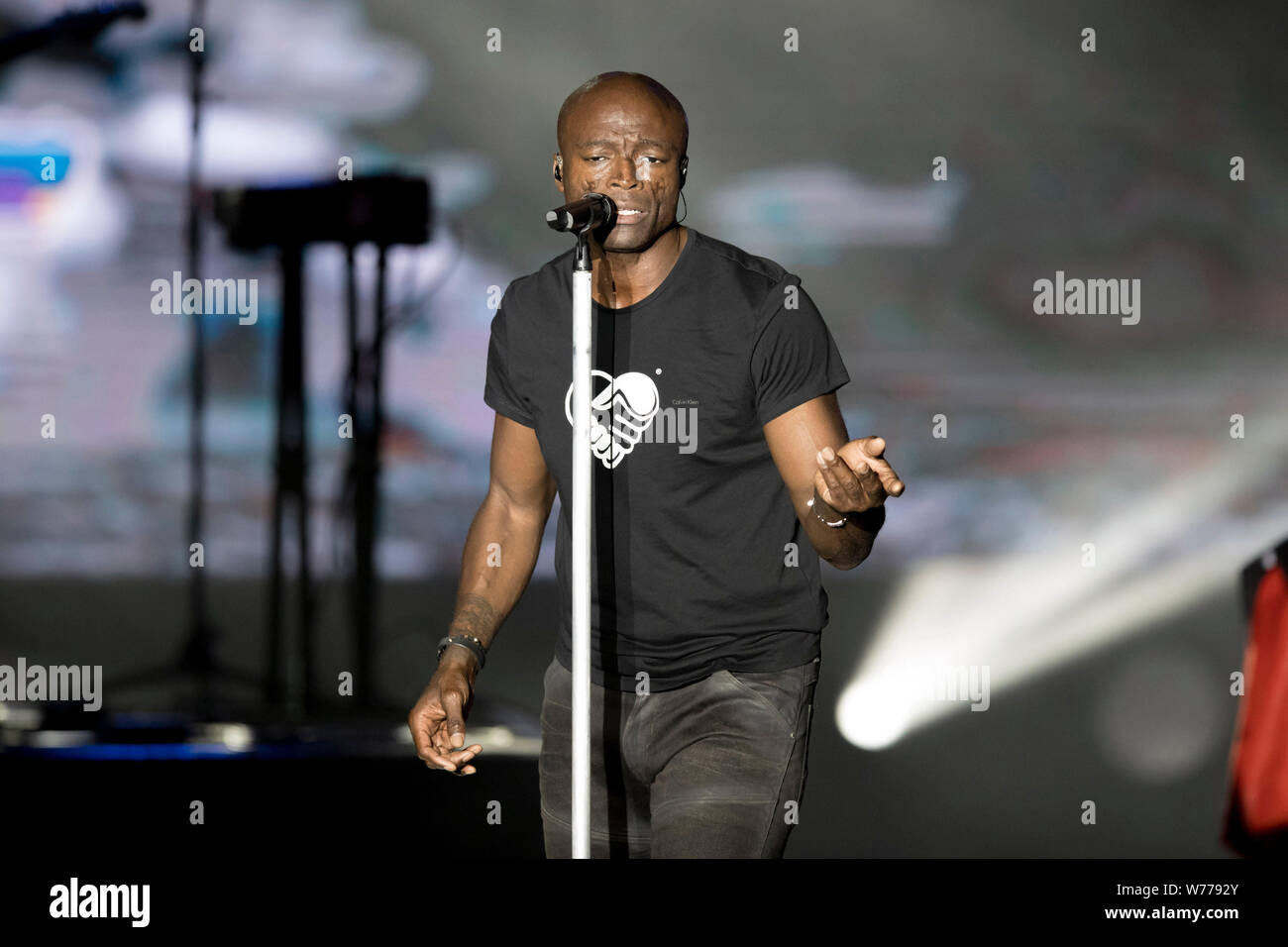 Seal singer hi-res stock photography and images - Alamy