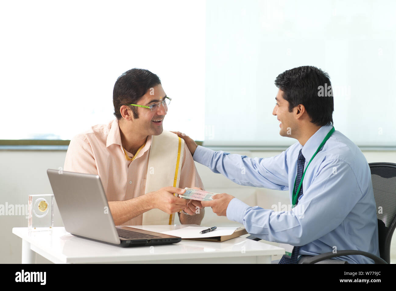 Bank teller money hi-res stock photography and images - Alamy
