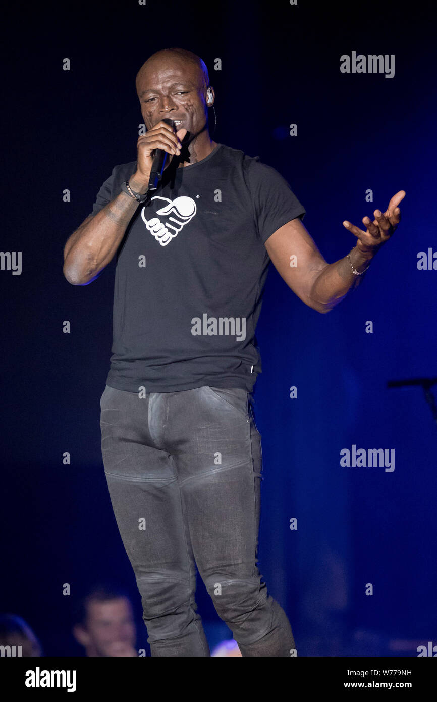 Seal singer hi-res stock photography and images - Alamy