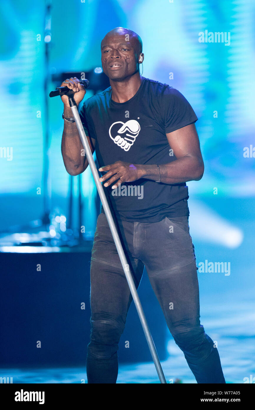 Seal in concert hi-res stock photography and images - Alamy