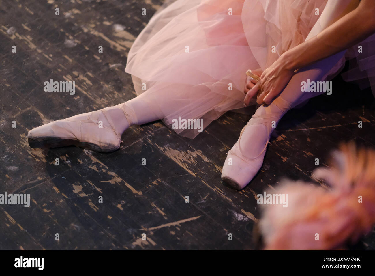 Ballet position rest hi-res stock photography and images - Alamy