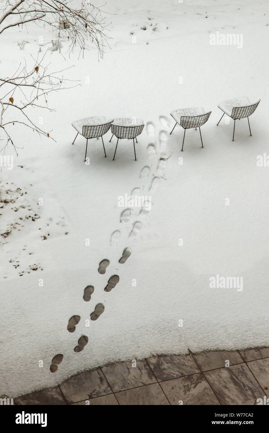 Footsteps in snow hi-res stock photography and images - Alamy