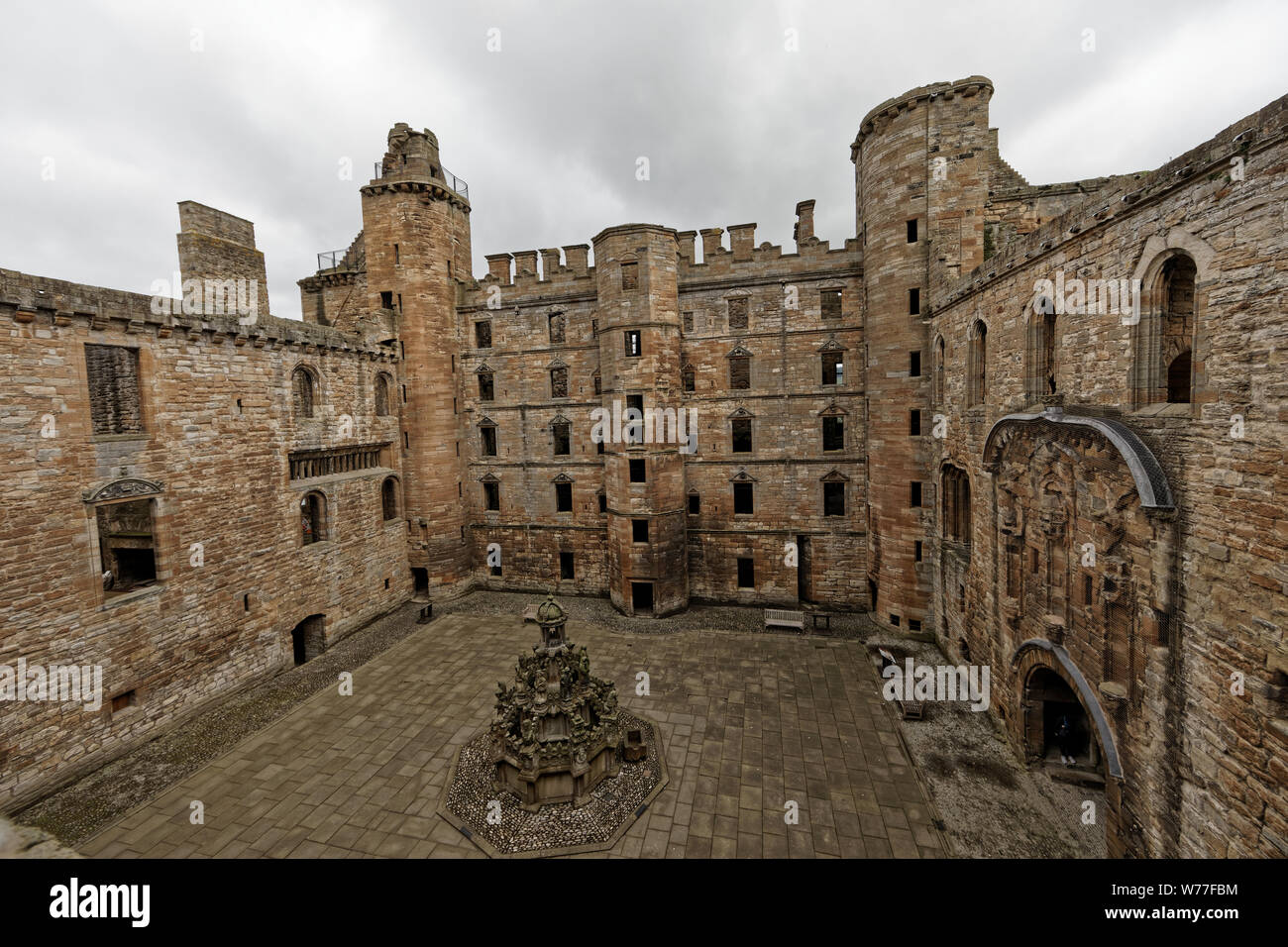 Linlithgow palace outlander hi-res stock photography and images - Alamy
