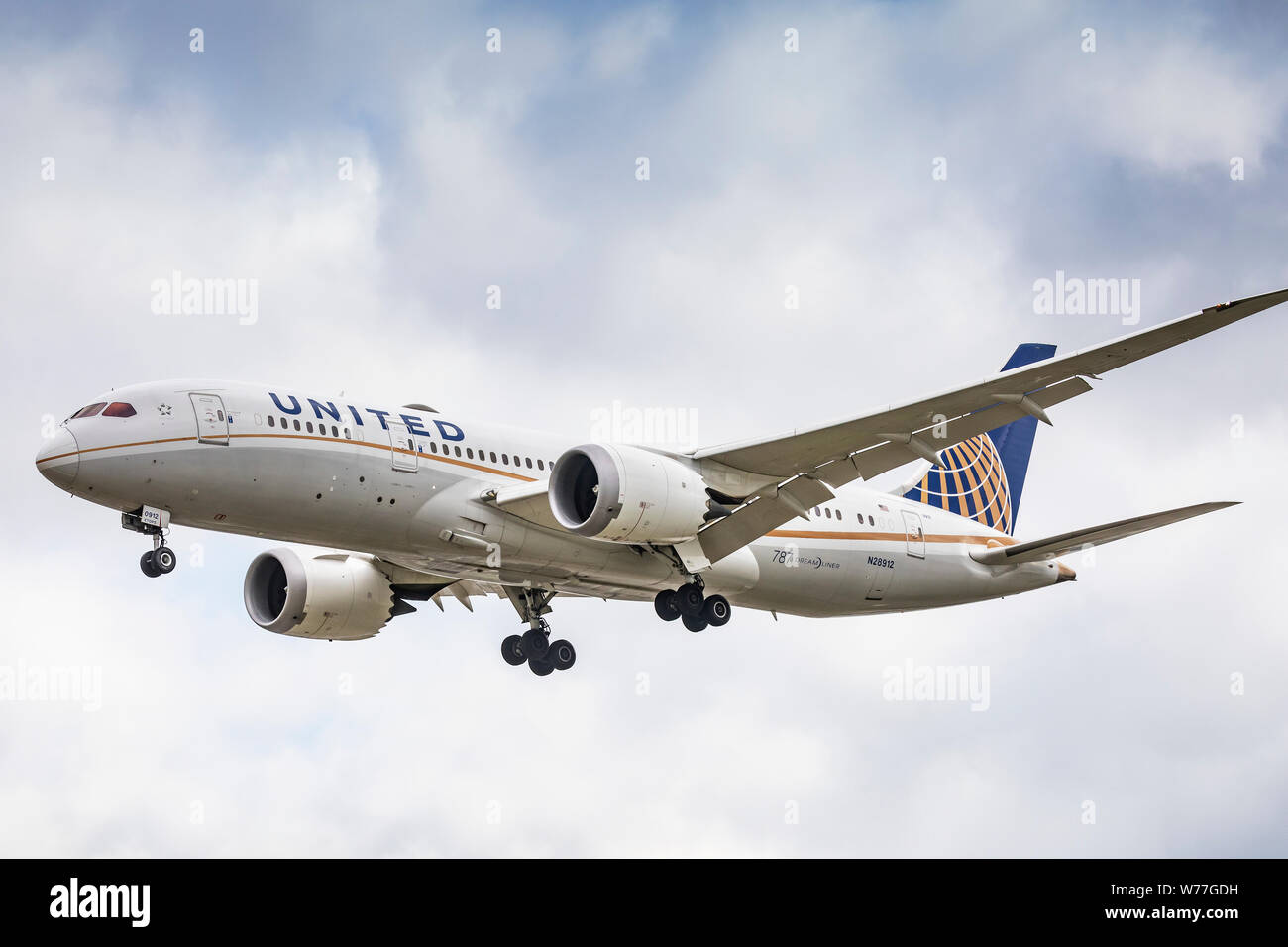United Airlines Boeing 787-8 Dreamliner, registration N28912, landing ...