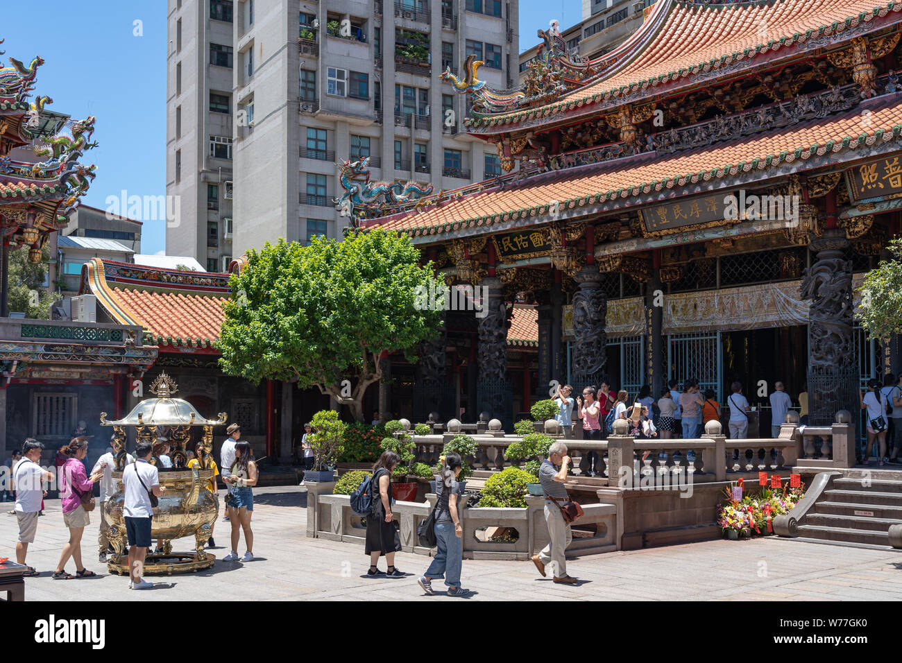 Longshan dragon temple taipei hi-res stock photography and images - Alamy