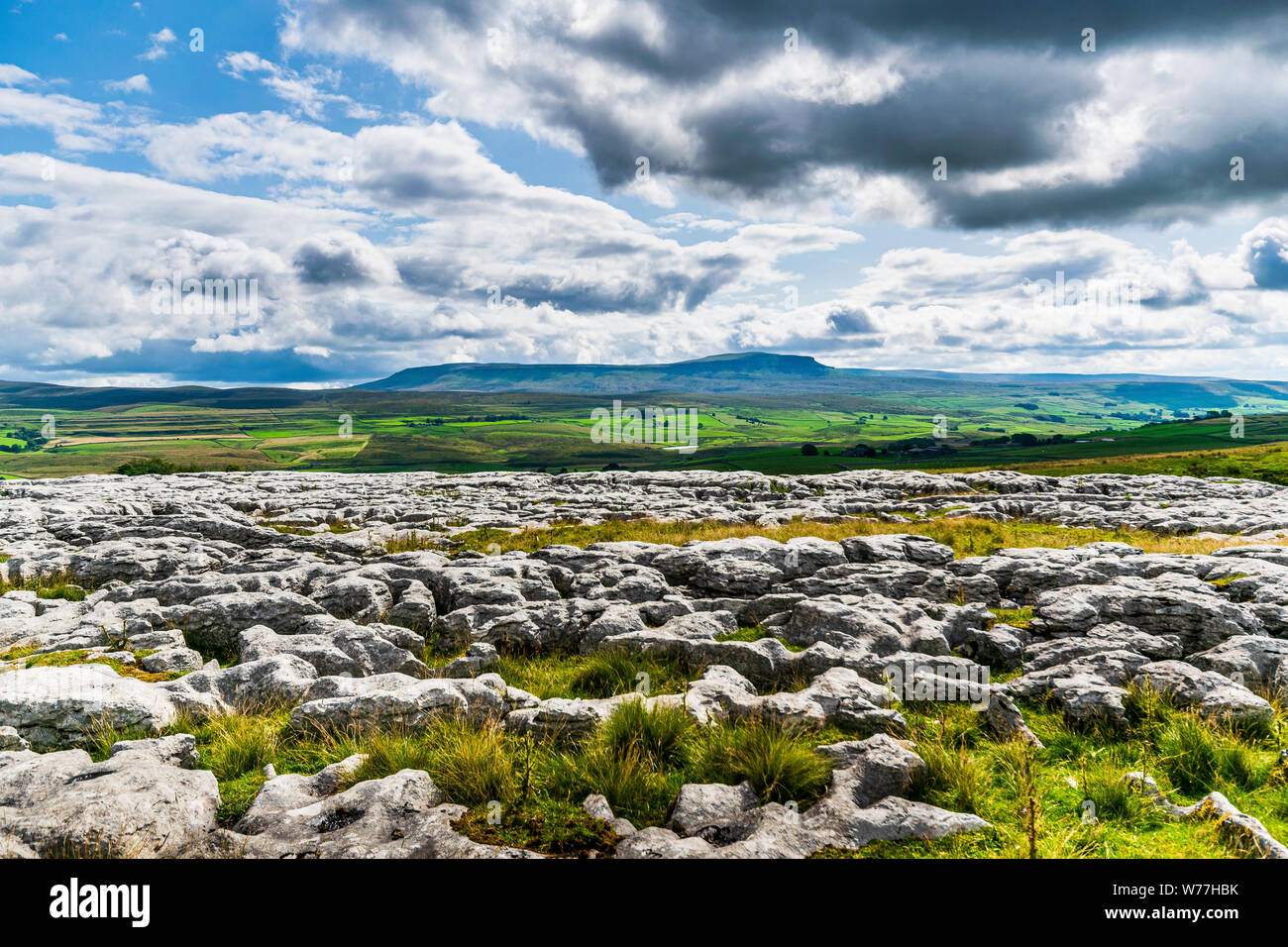 Limestone dales hi-res stock photography and images - Alamy