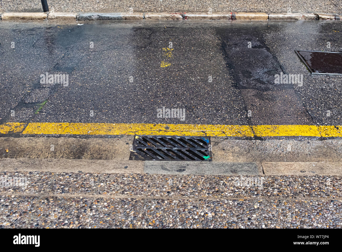 Drops falling on ground hi-res stock photography and images - Alamy