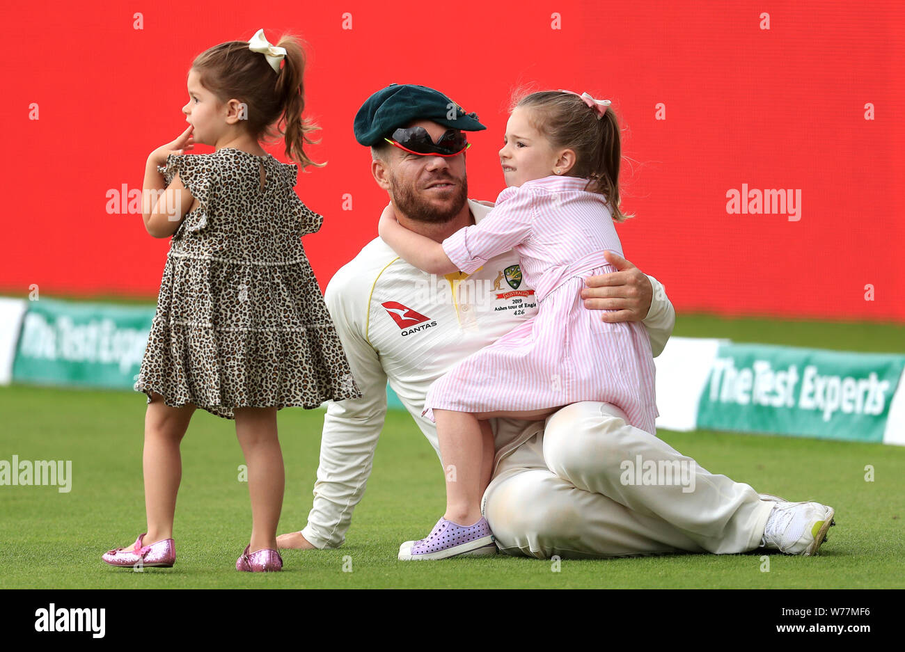 Australia's David Warner celebrates with his children during day five ...