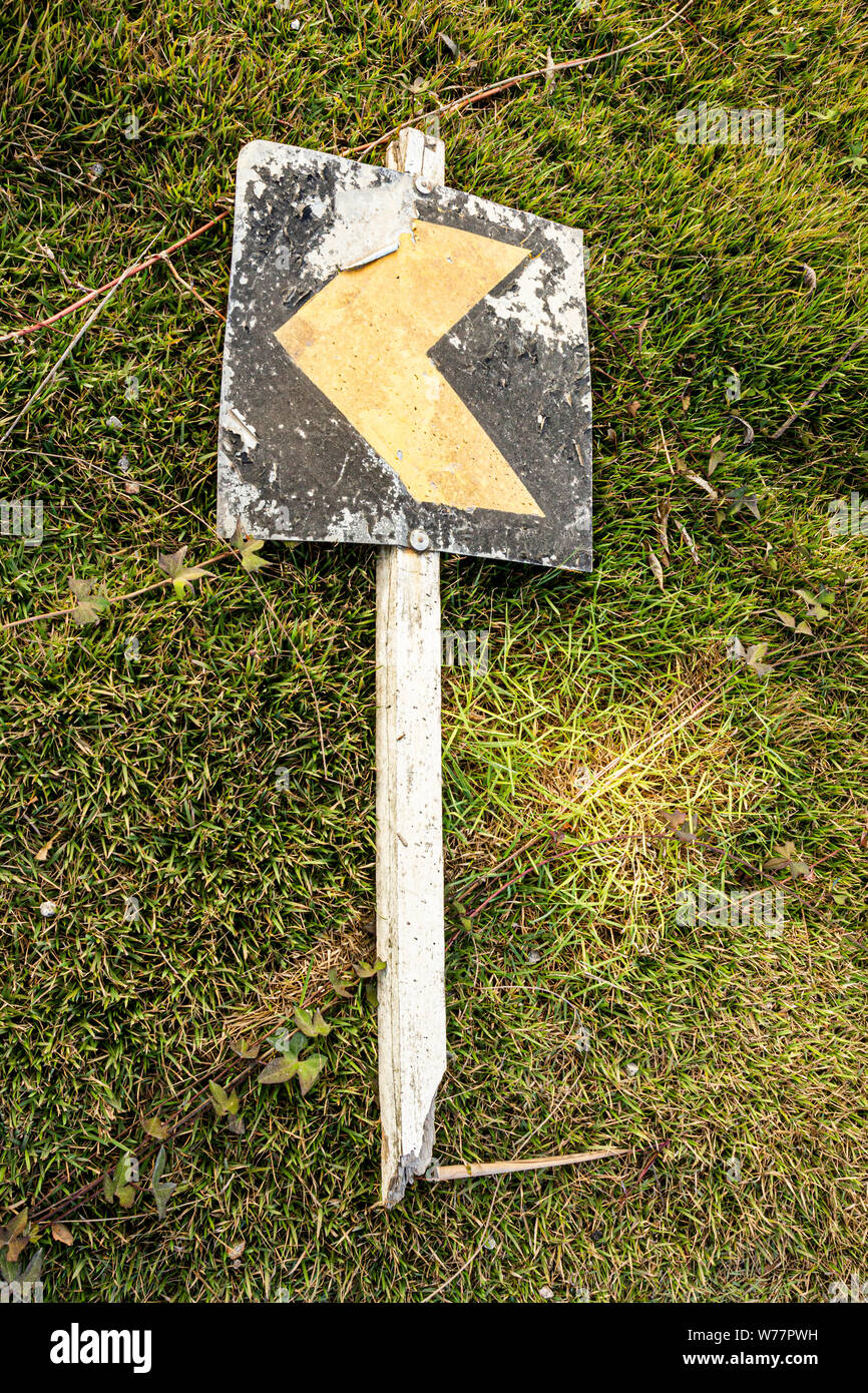 Broken signpost hi-res stock photography and images - Alamy