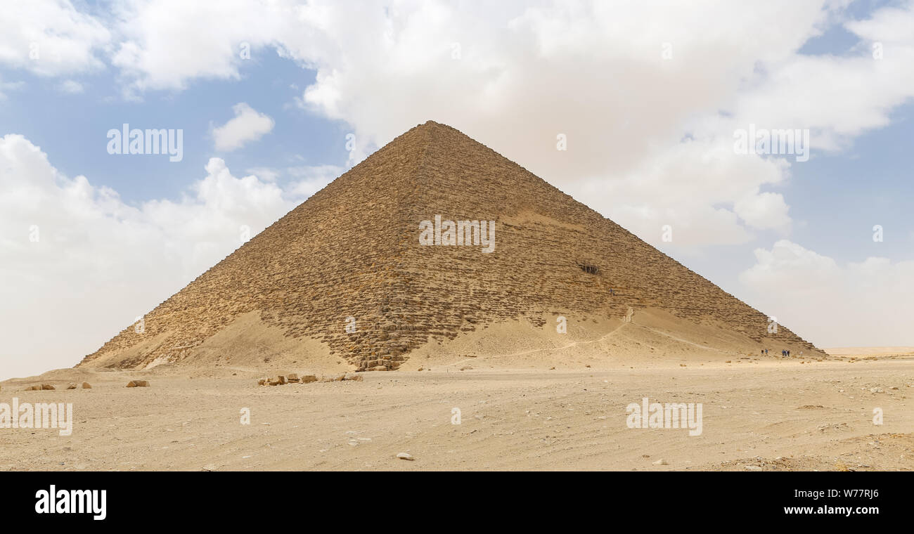 Red Pyramid of Dahshur in Cairo City, Egypt Stock Photo - Alamy