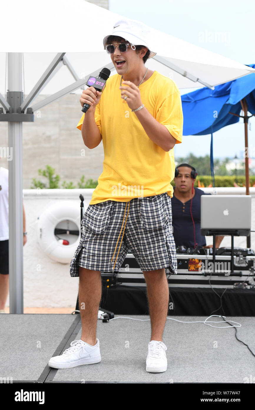 MIAMI, FL - AUGUST 04: Austin Mahone performs during the Hits 97.3 pool ...